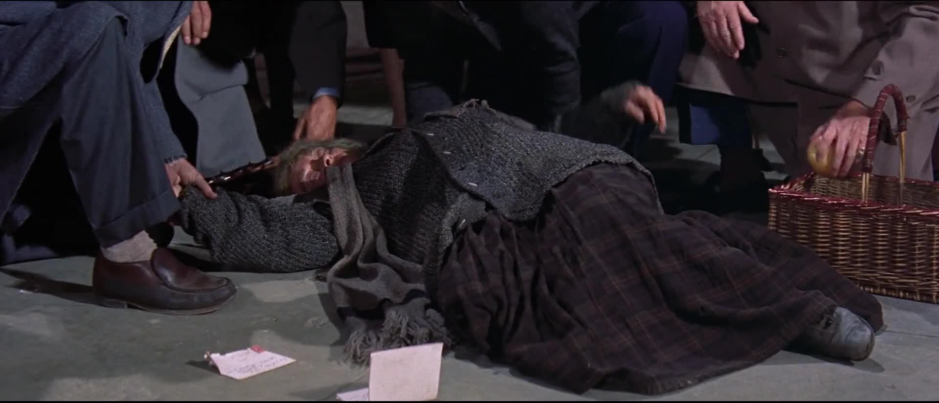 An old lady passed out.- Get water, somebody. Come on, there. Upsy ...