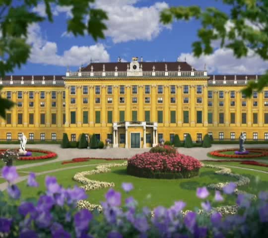 And look, there it is! The schoenbrunn palace. Come on! - Little ...