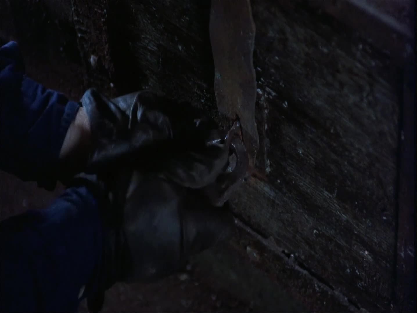 - Hello. Come on. (banging) (expectant music) - City Slickers II: The ...