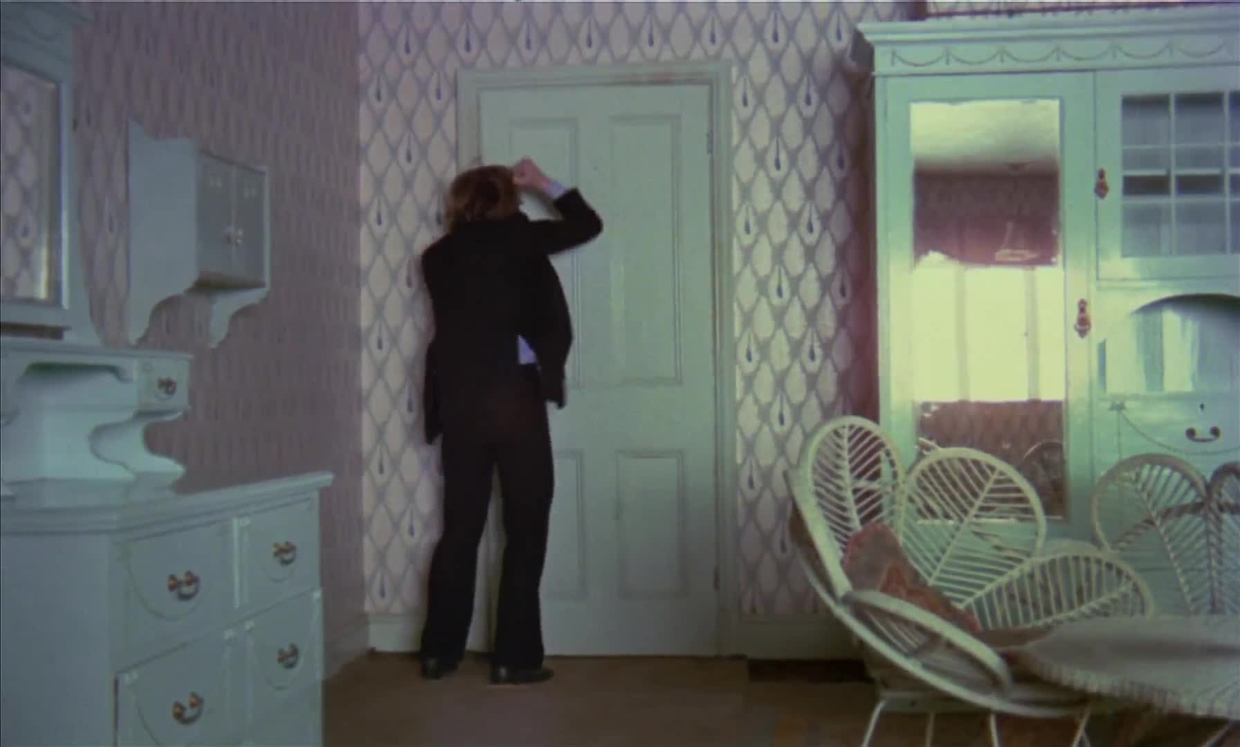 "Let me out! Open the door! Come on, open the door! Turn it off! Turn ...