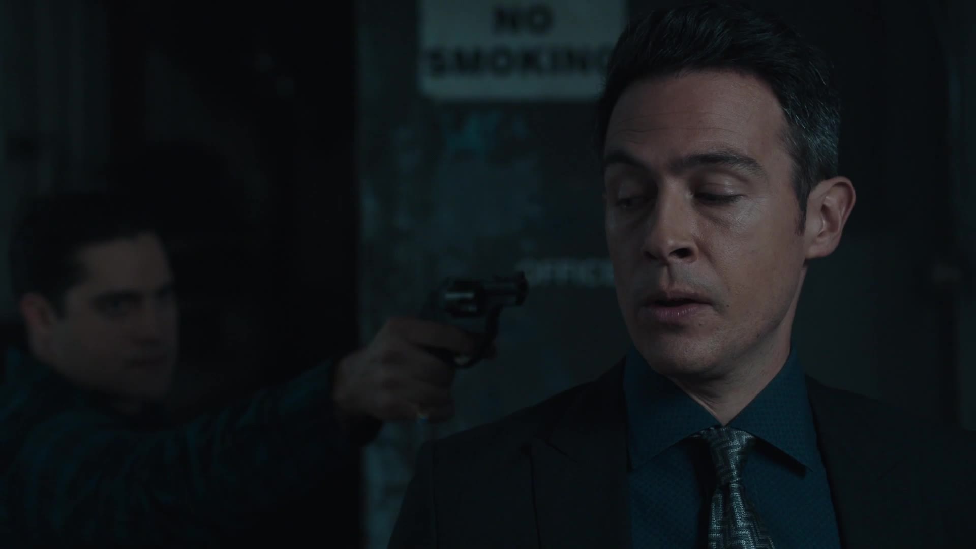 - Mr. Bailey! - Don't move. - Sir. I'm going to turn aroundnice and ...