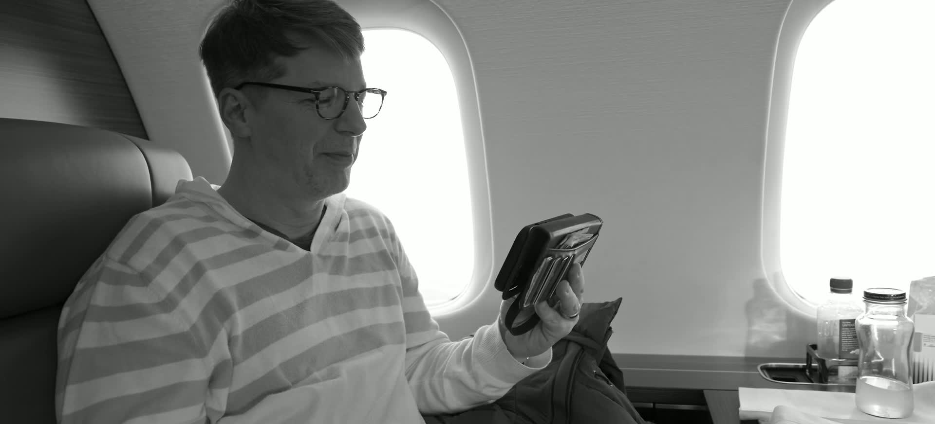 "We're about, uh,one minute to landing. So we need to sit down,have our ...