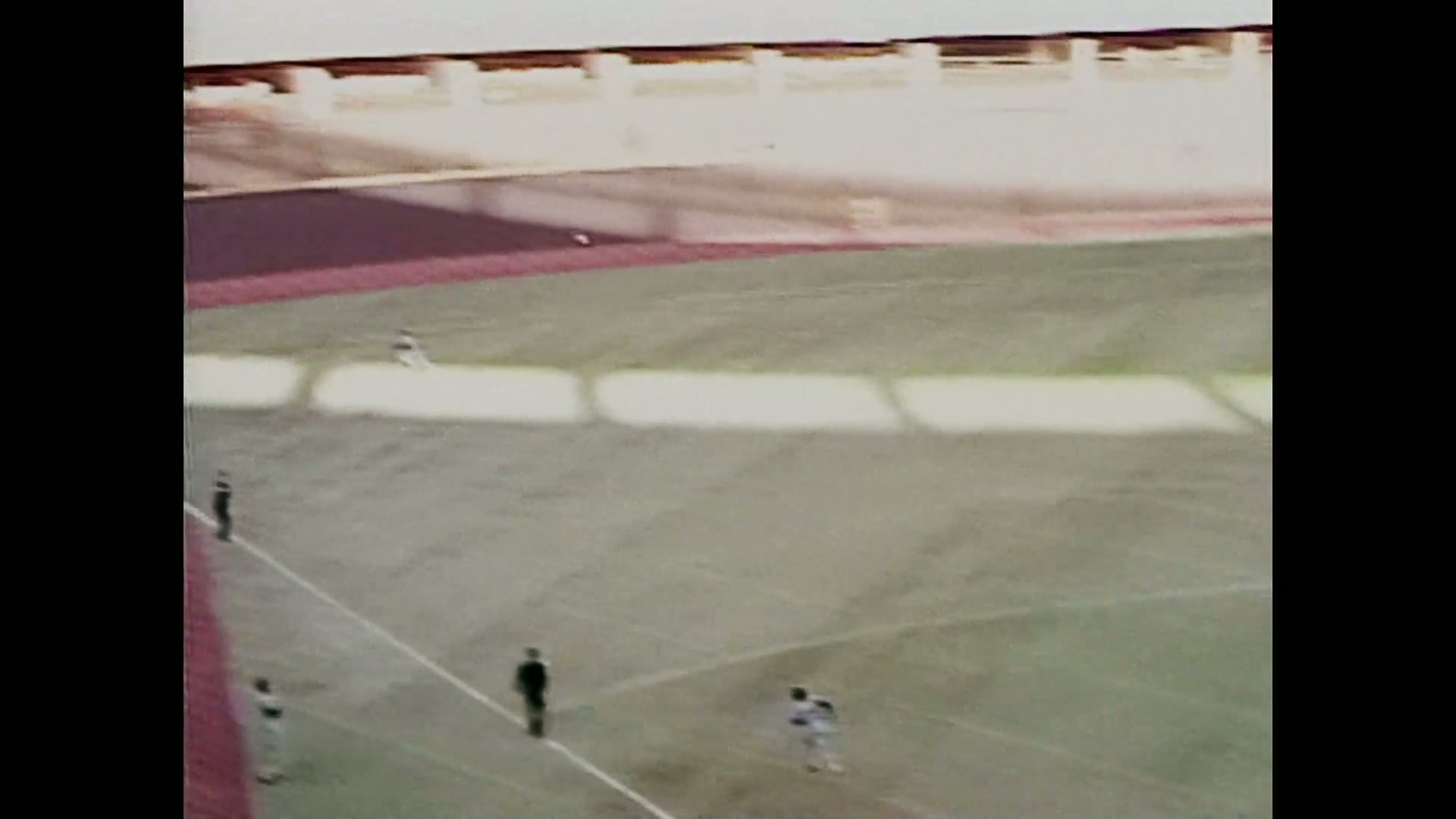 "Swung on a looper downthe left field line. That's going to bein for a ...