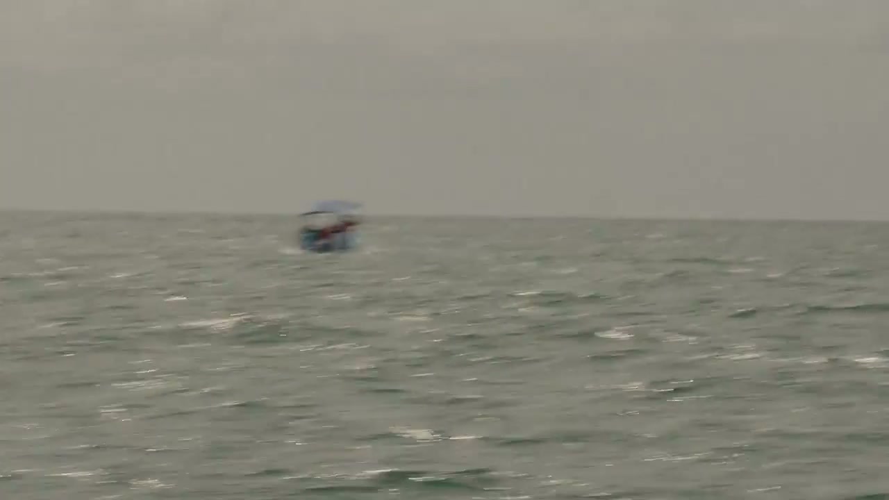 "There's a boat that I think might be the peoplewe're meeting, this ...