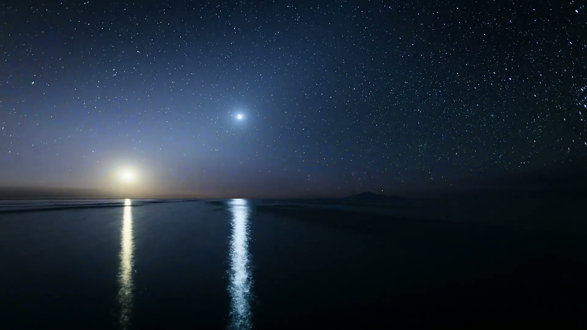 But it's when night falls that the true magicof this cosmic mirror is ...