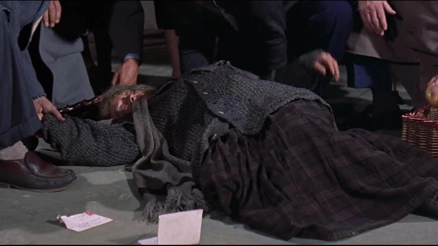 An old lady passed out.- Get water, somebody. Come on, there. Upsy ...