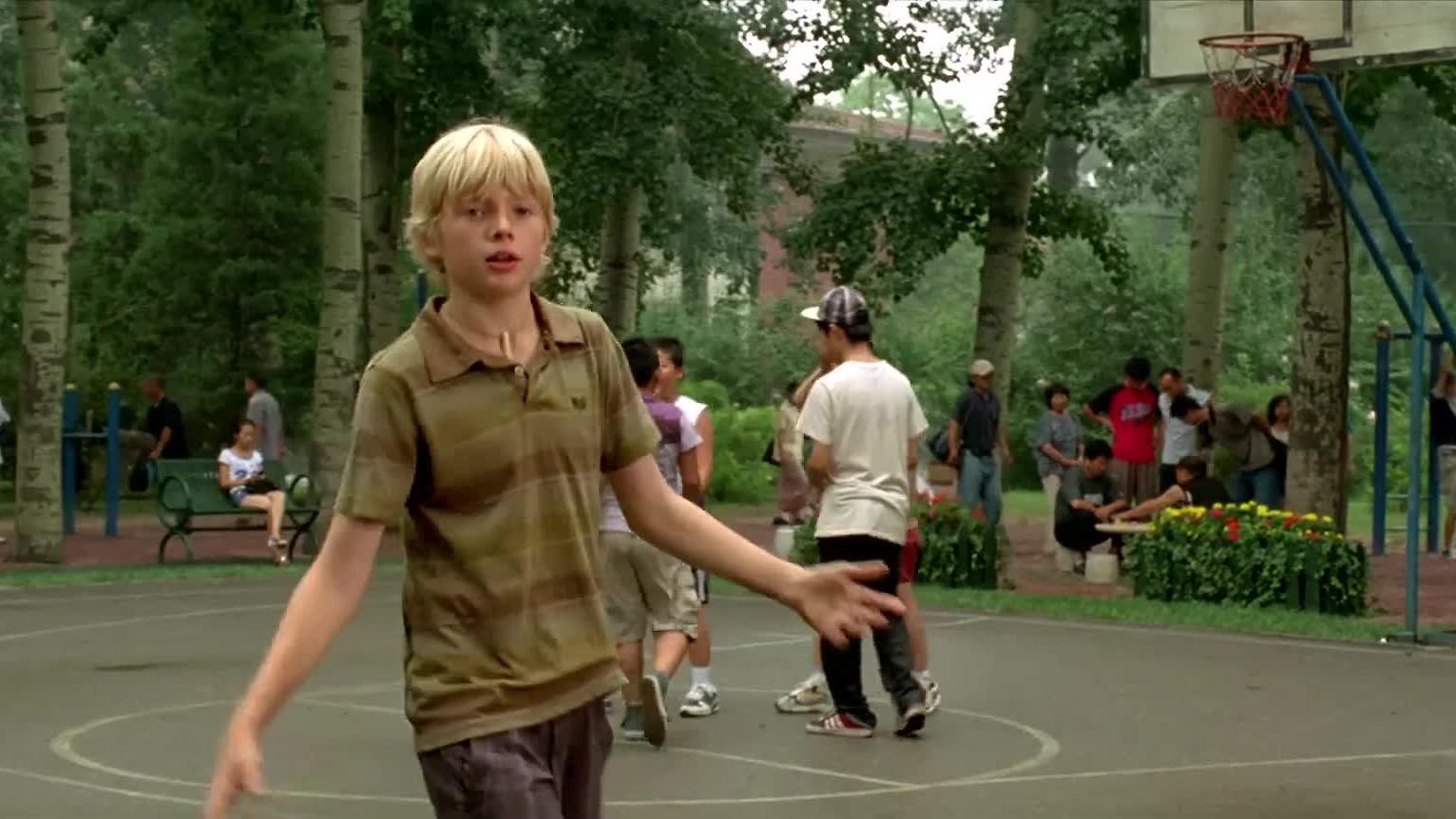 Hey man, you made it. Welcome.- Thanks. - You play, right? C'mon.- Yeah ...