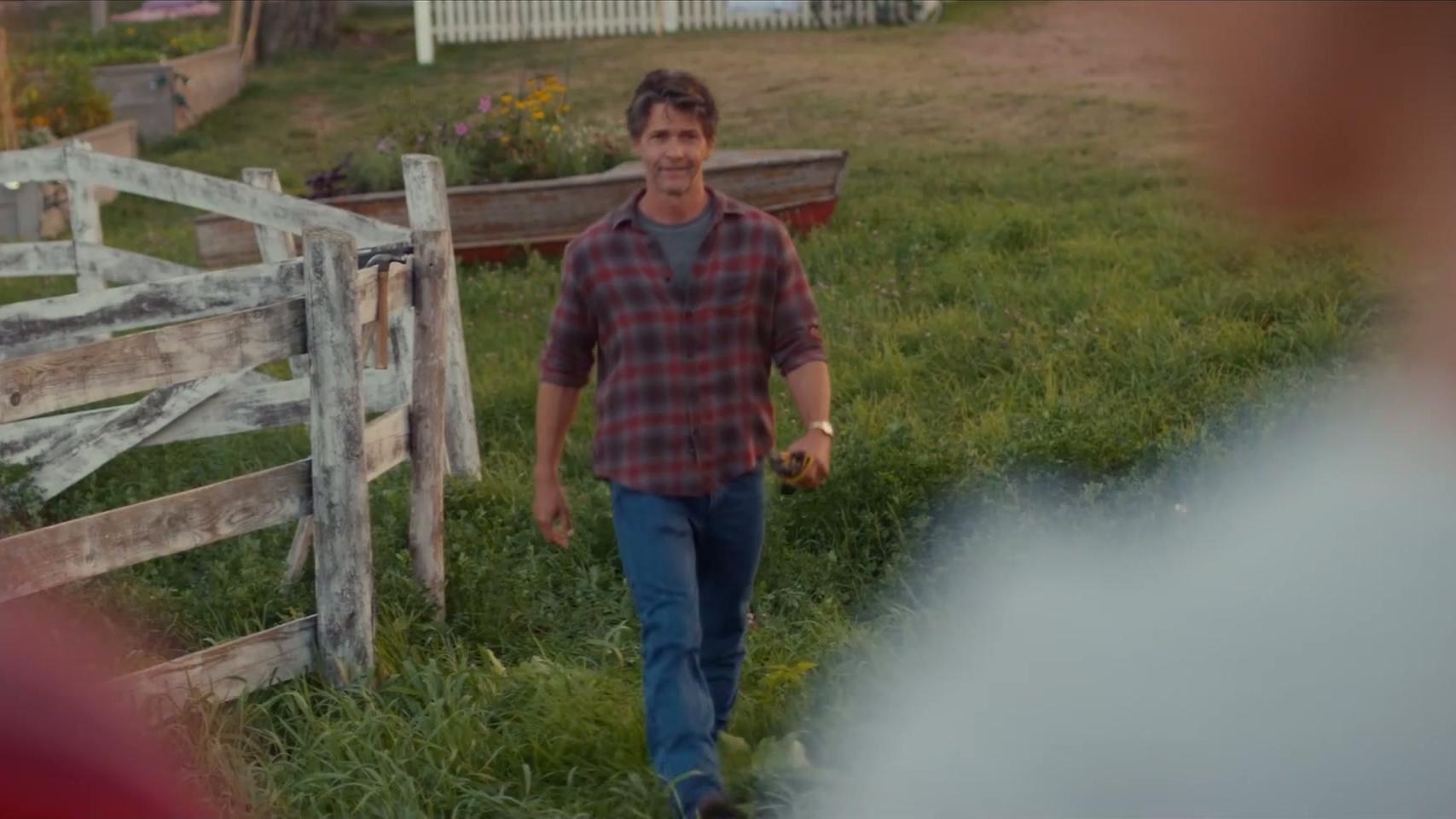 - Is... Is that... Is he...- Yeah. My dad. - The Way Home | Clip.Cafe