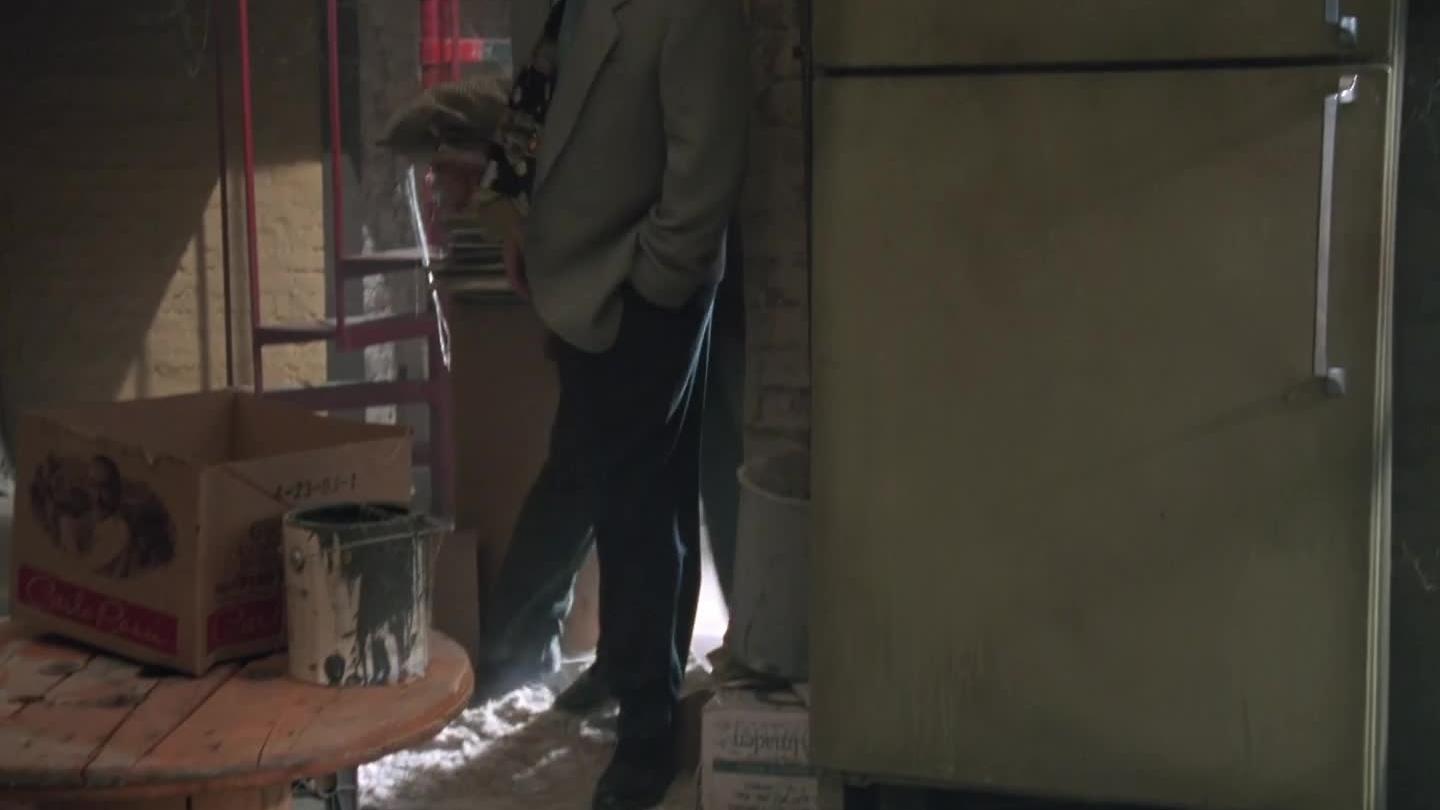 It's the quietest buildingin Metropolis. - You married?- No ...
