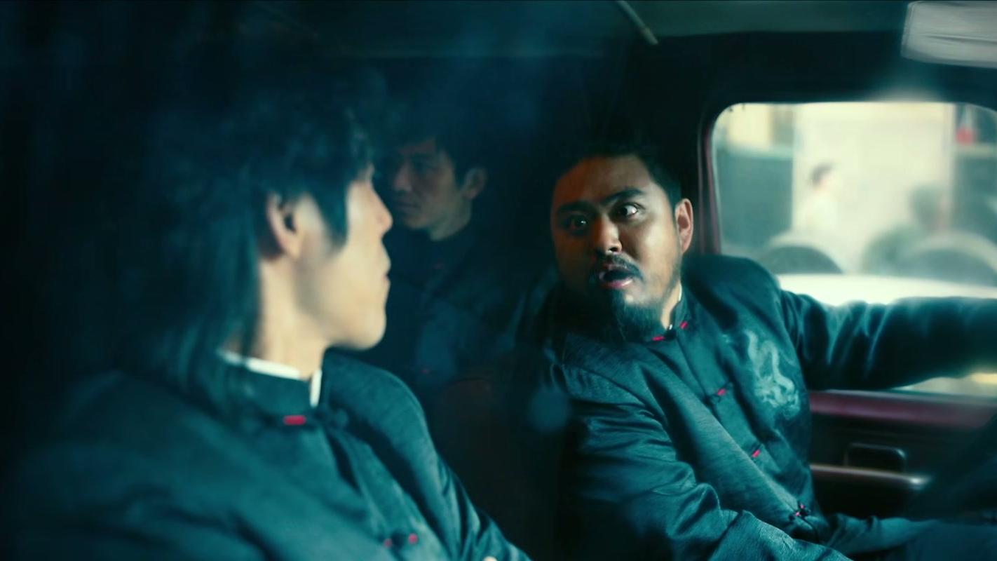 Think this dumb lunkunderstands any Chinese? Try him! Brother, what's ...