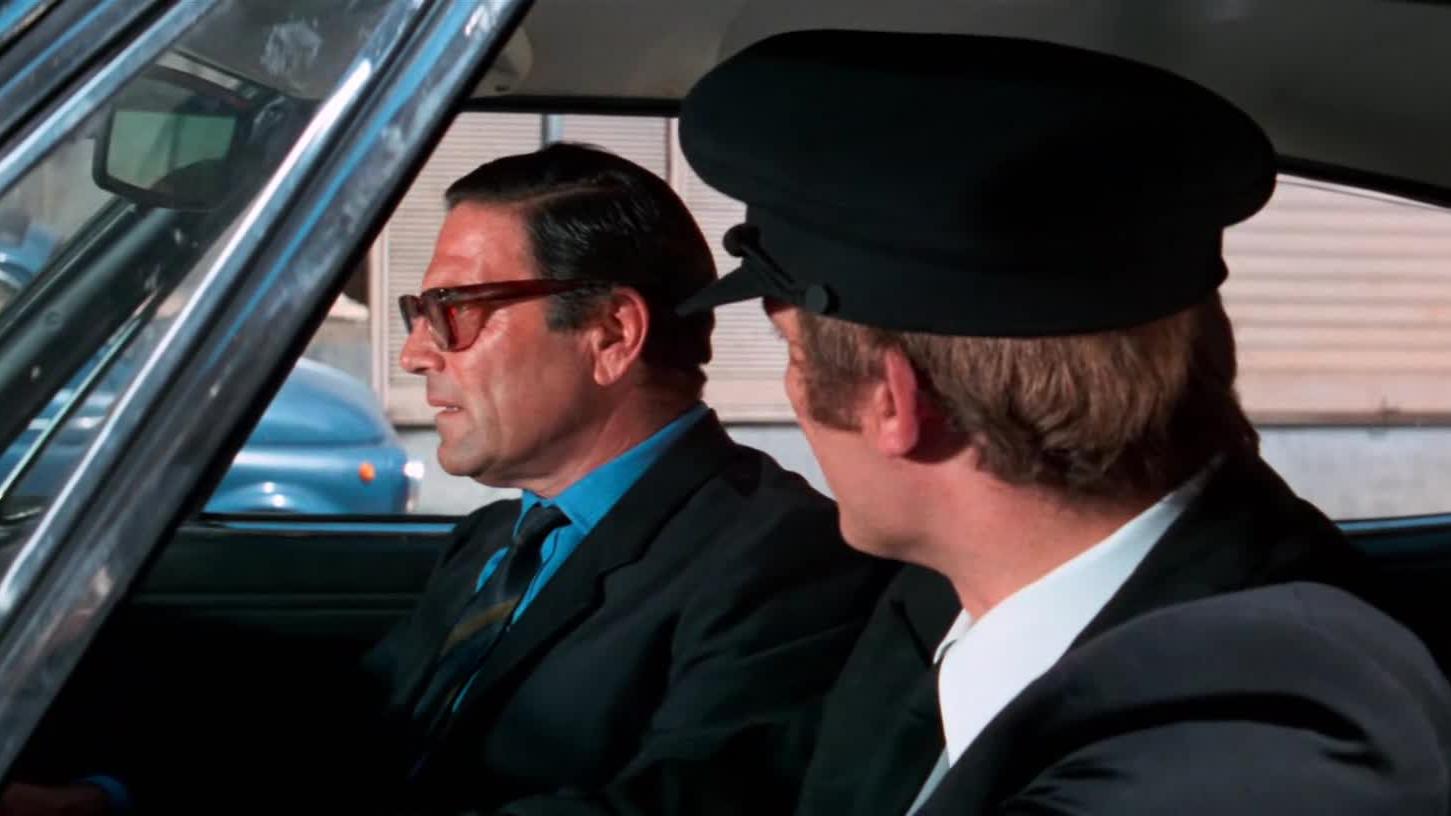 - What the devil is happening?- It's another traffic jam. - It gets ...
