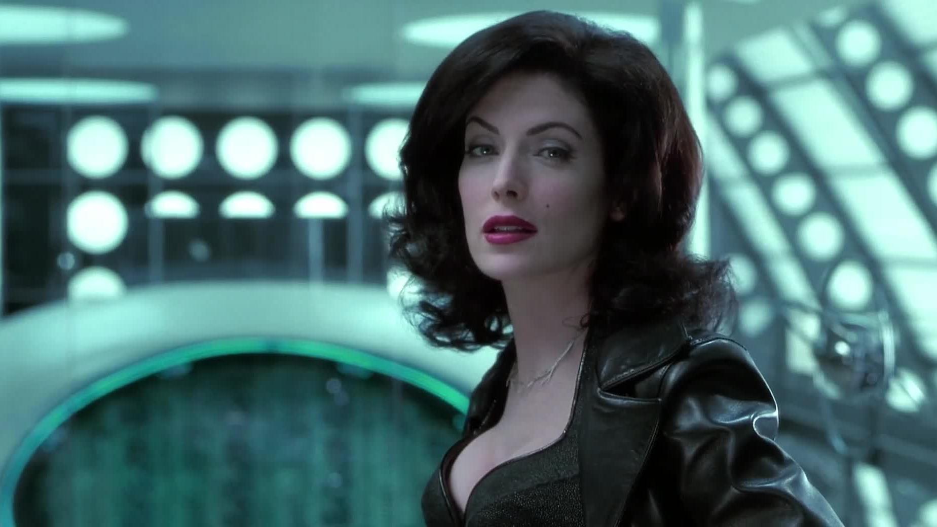 Oh, yummy. Somebody I need to eat. - Men in Black II | Clip.Cafe