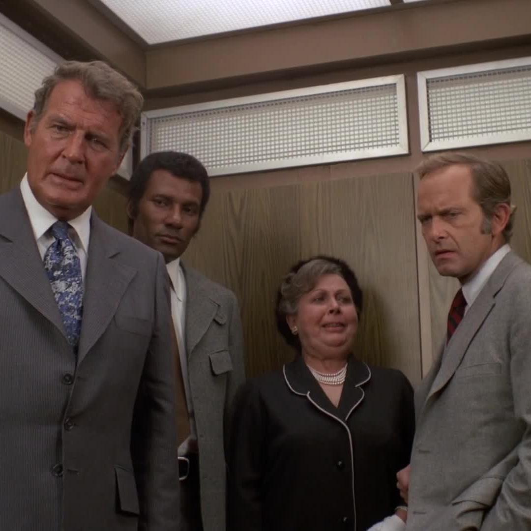 "Can't one of you menget this elevator to go? - Do something.- Ma'am ...