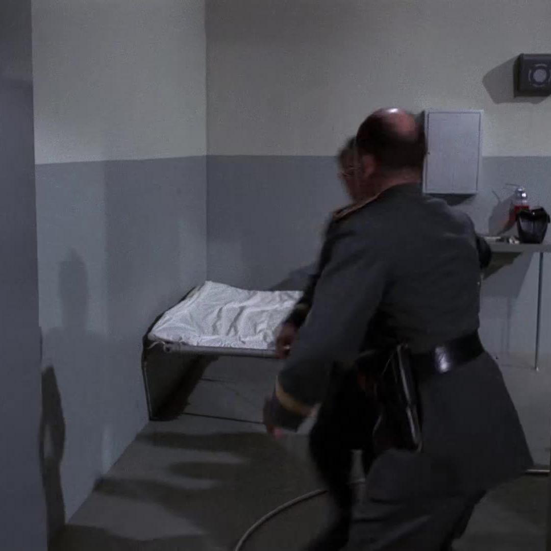 Doctor, in the elevator.All in the elevator. Hang on, listen.Take him ...