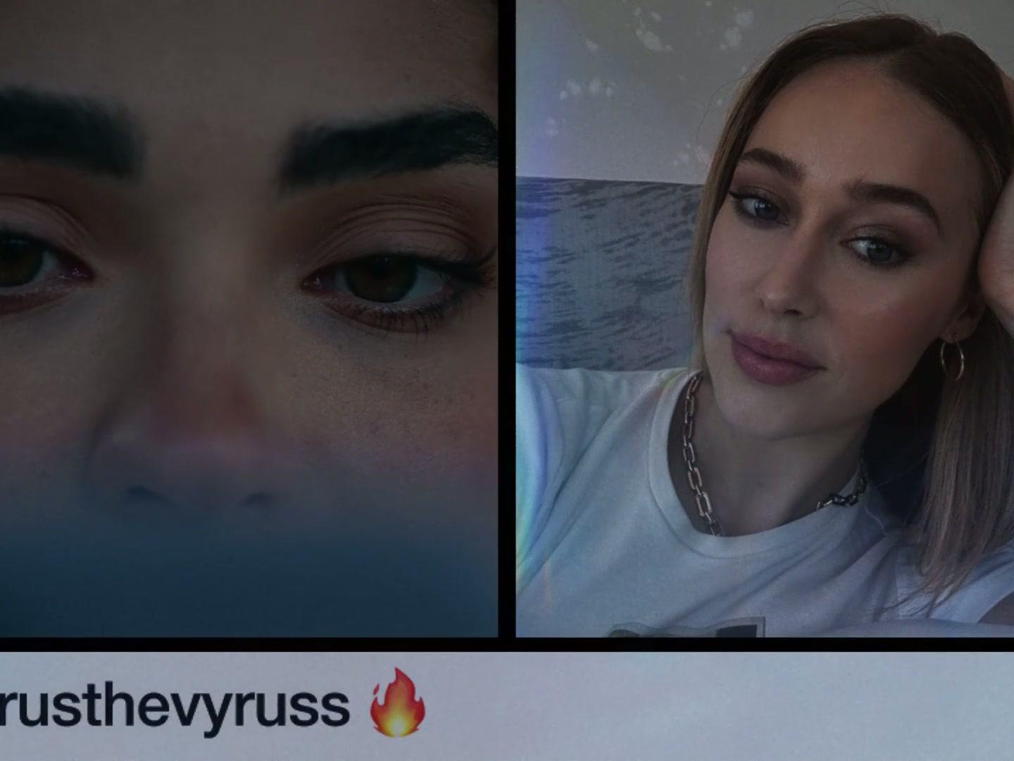 "{\an8}- Oh, hey, cutie.- Fire emoji. {\an8}- Oh, hey, cutie.- Fire ...