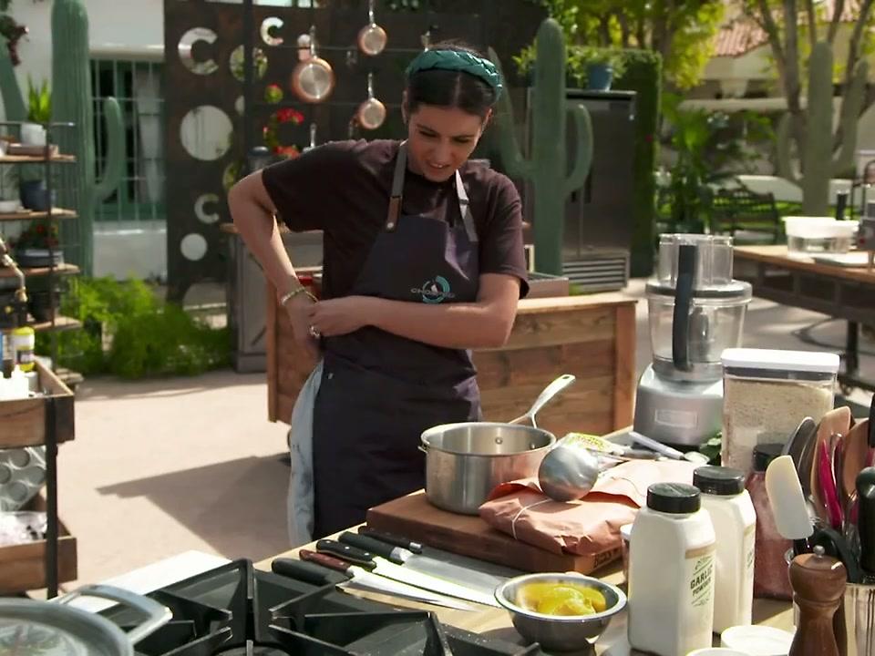 Chefs, you have five minutesleft on the clock,five minutes. - Chopped ...