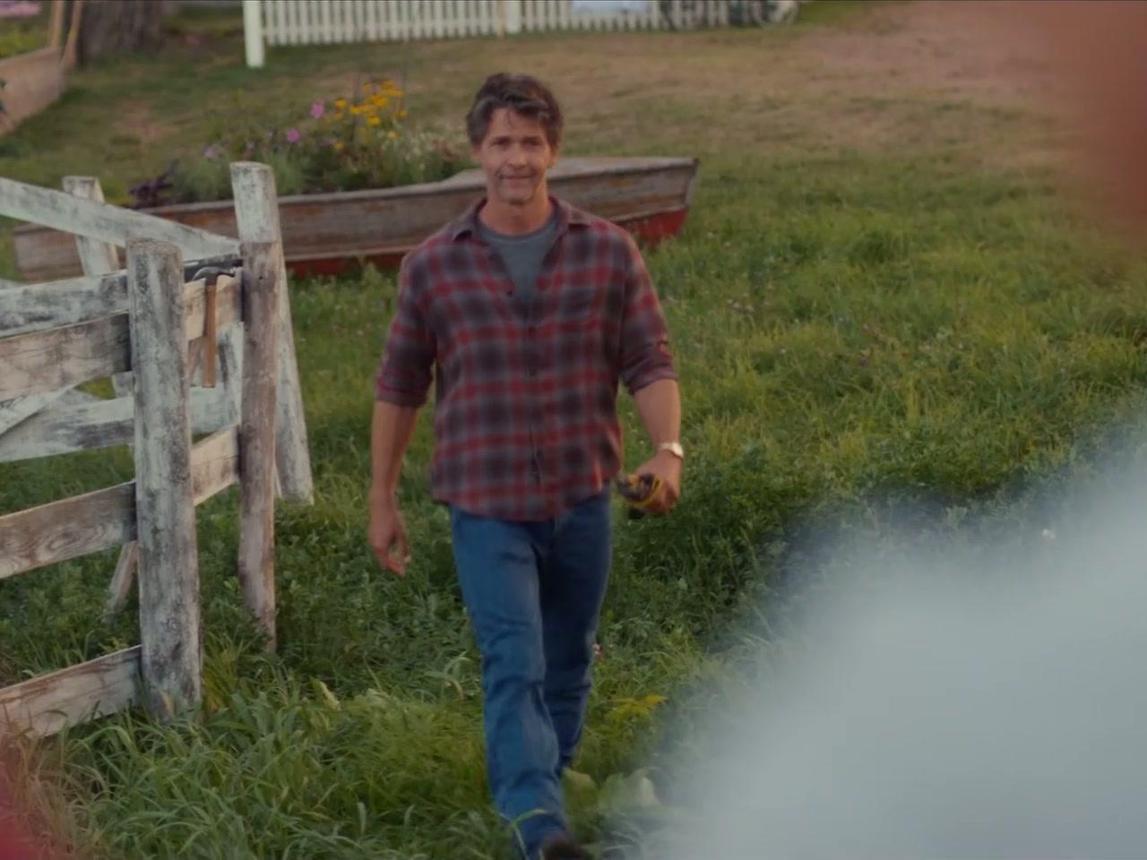 - Is... Is that... Is he...- Yeah. My dad. - The Way Home | Clip.Cafe