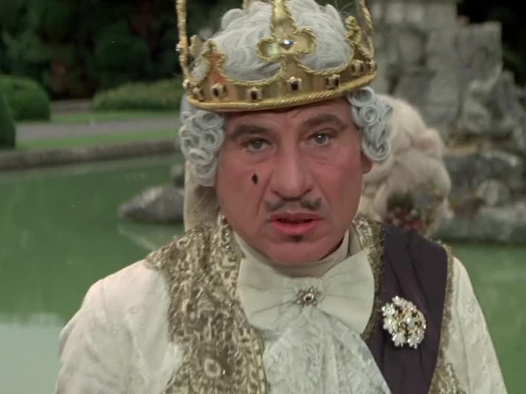 It's good to be the King. - Good. Now the beauty mark.- It's coming ...