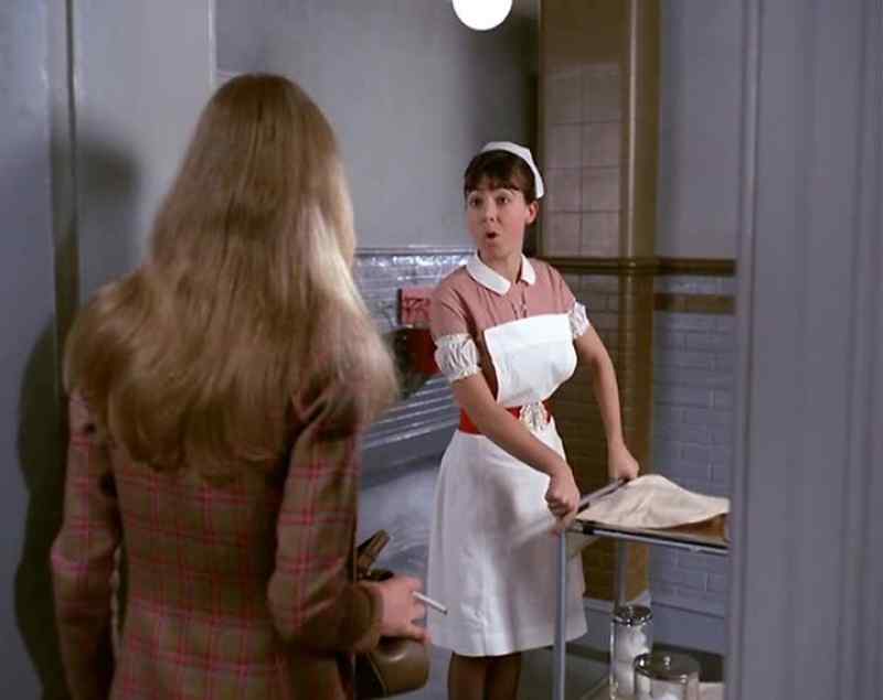 Oh, nurse... is there a 'phone? - On the ground floor.- Oh damn! Really ...