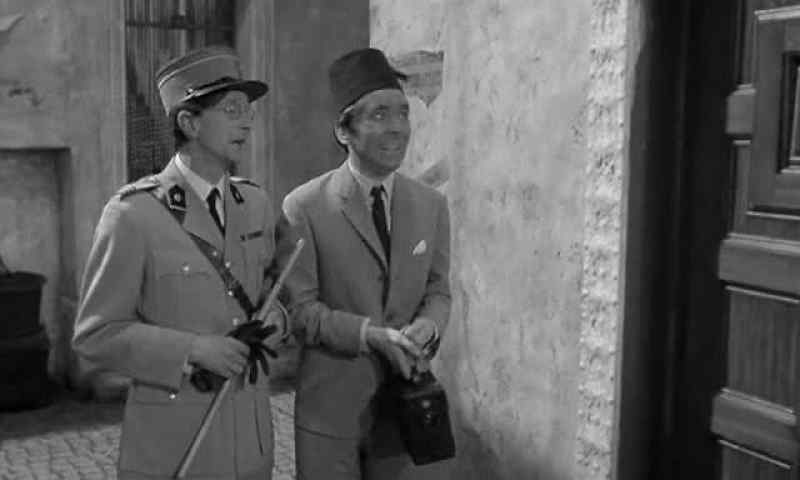 Ooh! What arethey up to in there? Oh, no! Excuse me, sir, please. Sorry ...