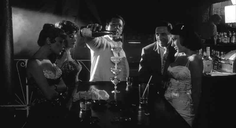 - Watch it while I'm pouring.- Your wife's outside. - She's waitin' for ...